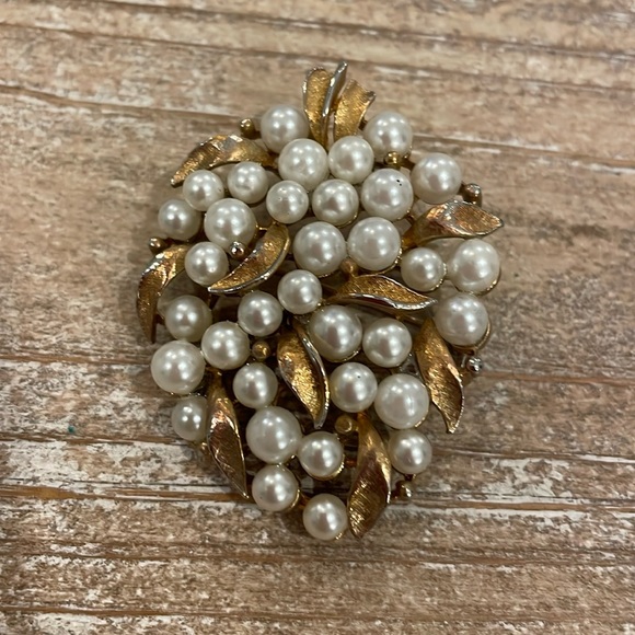 Lisner Jewelry | Jewelry | Vintage Lisner Gold Tone Faux Pearl Brooch ...